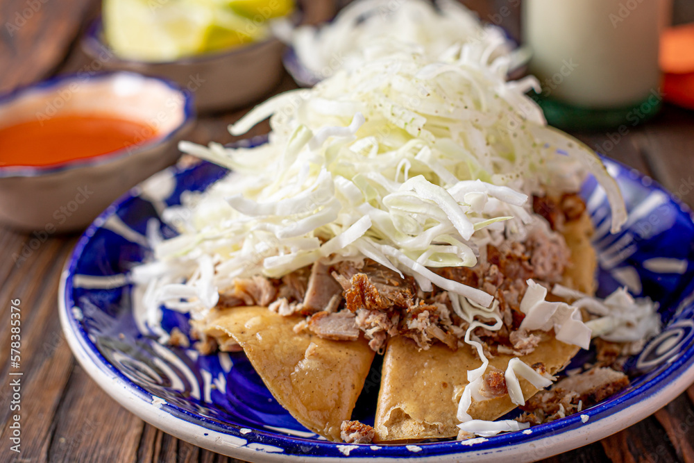 tradicional torta de carne de puerco, con agua fresca de horchata ...