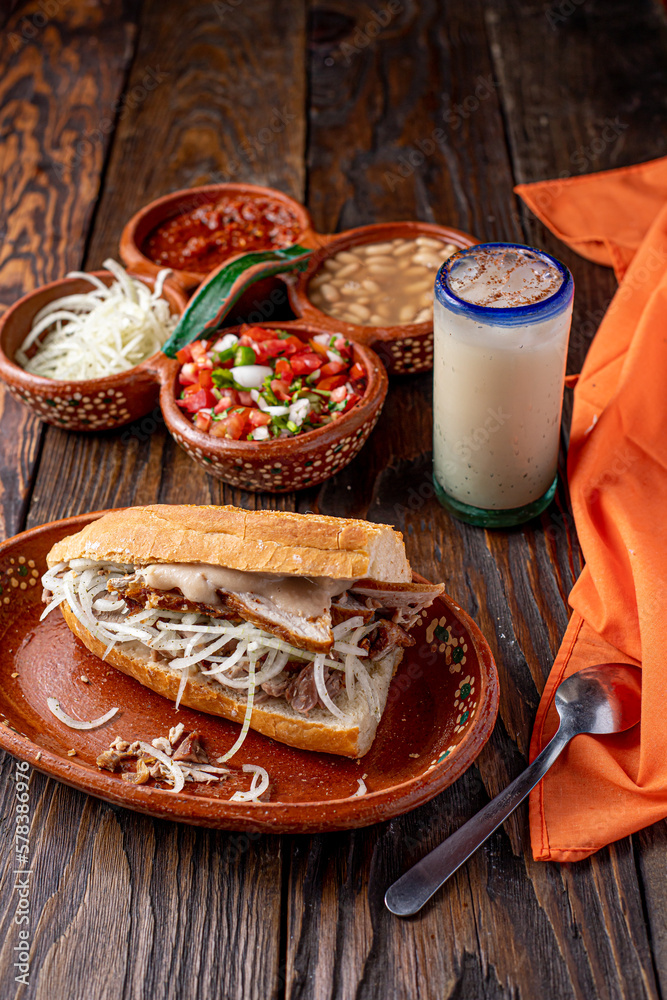 tradicional torta de carne de puerco, con agua fresca de horchata ...