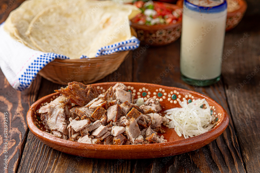 plato de carnitas de puerco en plato de barro, comida tipica mexicana ...