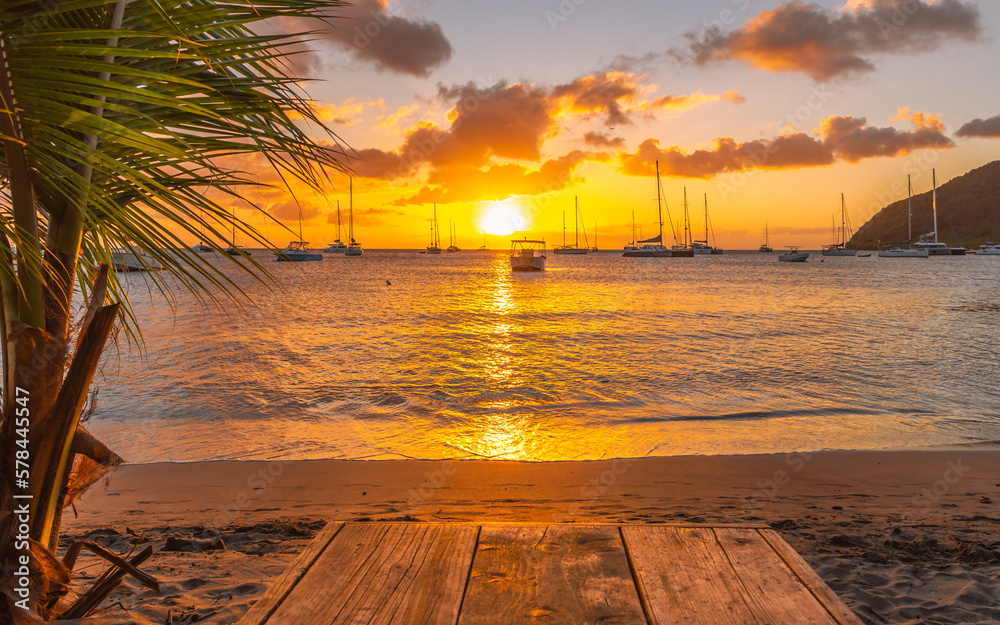 Coucher de soleil à La Grande Anse d'Arlet à La Martinique, mer des Caraïbes, Antilles ...