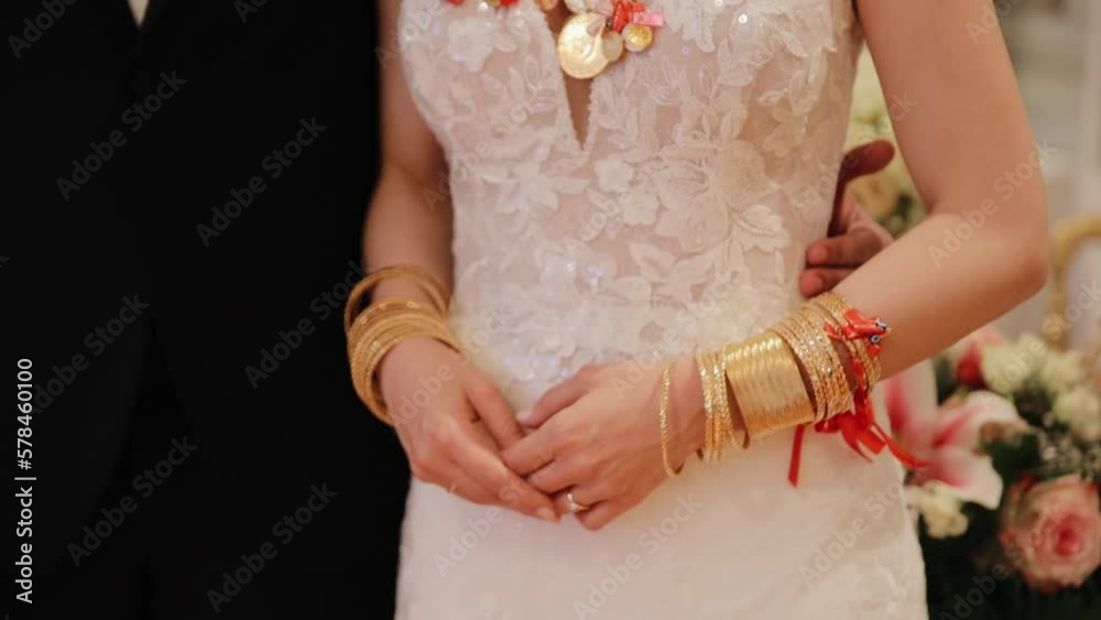 Vidéo Stock Traditional Turkish wedding jewellery called altin. Bride ...