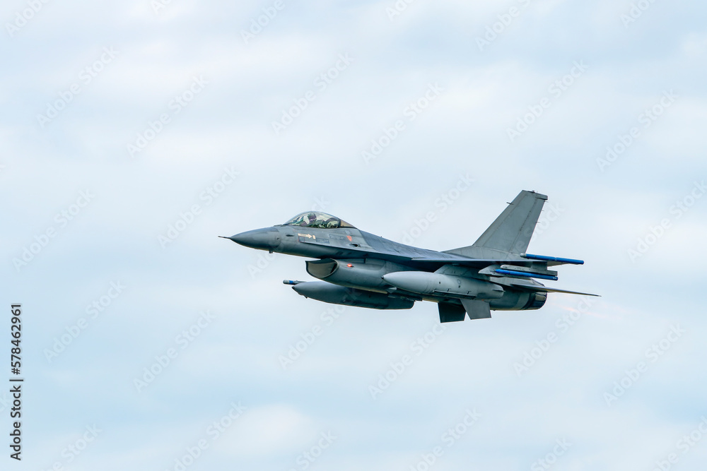 Foto de Military F16 fighter jet close up flying through the air. Royal ...