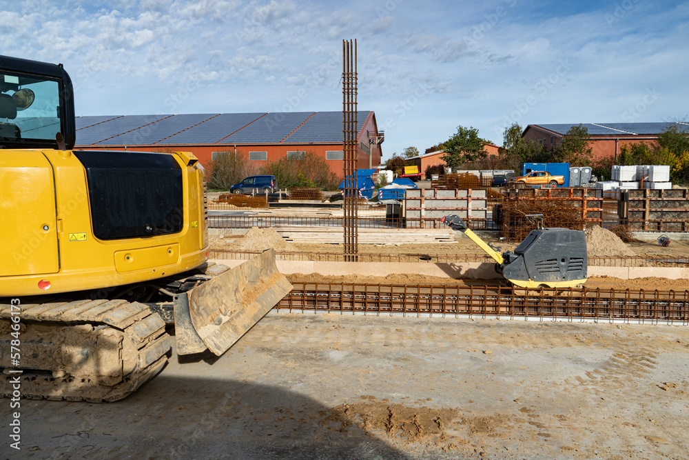 Baubranche - Maschinelle Verdichtung des Erdreiches auf einer Baustelle ...