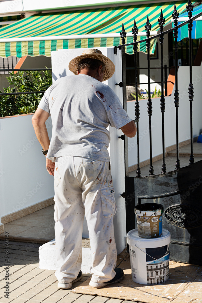 Pintor Pintando Una Puerta De Hierro Stock Photo Adobe Stock