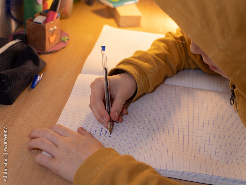 Enfant qui fait ses devoir sur son bureau Stock Photo | Adobe Stock