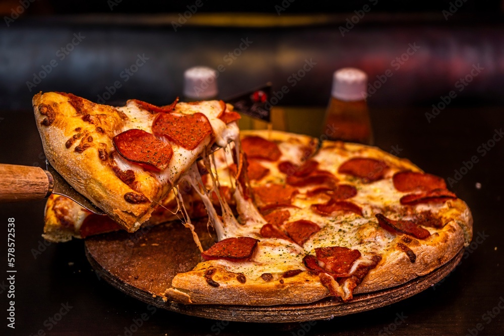Foto de Ultimate Pepperoni Pizza: This title emphasizes the ...