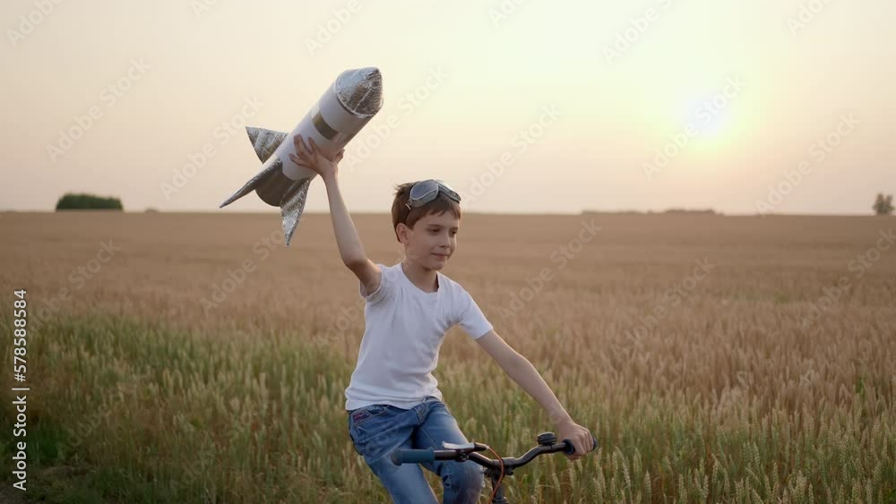 Vidéo Stock Little happy boy child teenager aviator cosmonaut riding ... Vidéo Stock Little happy boy child teenager aviator cosmonaut riding ...