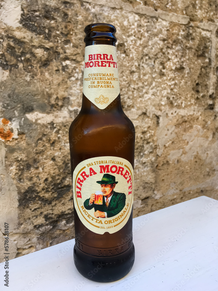 Lecce, Italia. 29 06 2019. Cerveza de la marca italiana Moreti. Botella ...