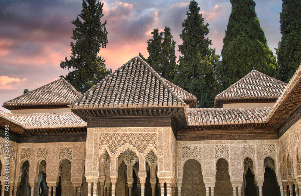 Hermosa arquitectura árabe en el patio de los leones del conjunto ...