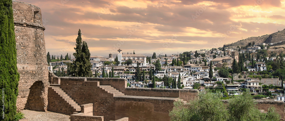 Murallas medievales del recinto histórico de la Alhambra sobre la ...