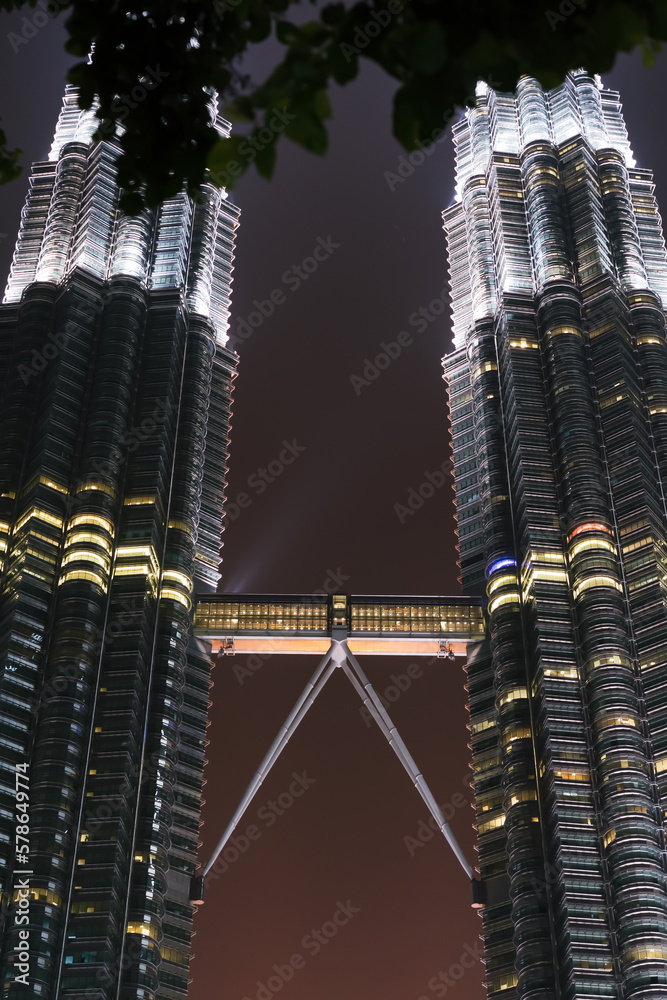Foto de KUALA LUMPUR, MALAYSIA - JUL 27, 2019: KLCC Sky bridge of the ...