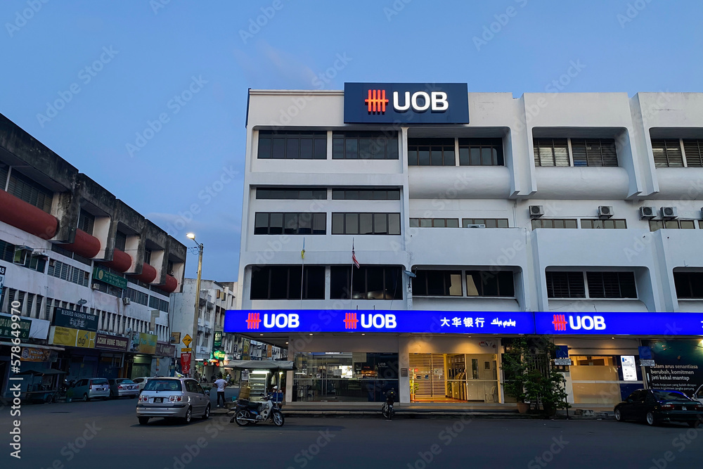Foto de PENANG, MALAYSIA - NOV 14, 2020: UOB United Overseas Bank store ...