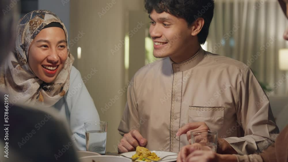 Close-up Happy Asia muslim wife talk to husband Ramadan dinner together ...