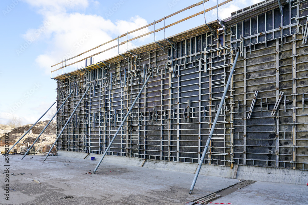 Industrial building wall construction using concrete formwork with a ...