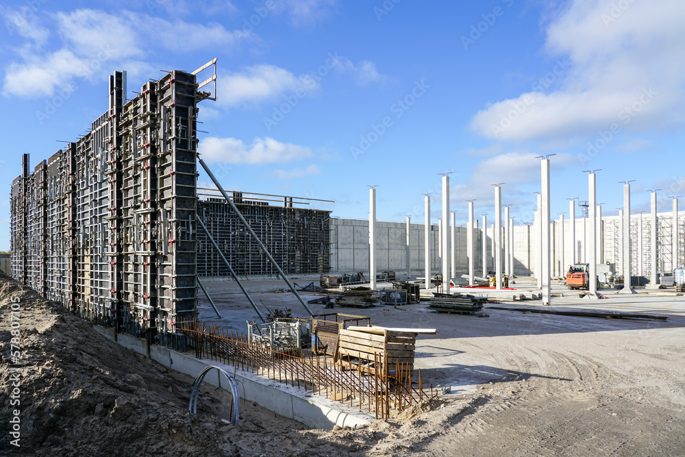 Foto de Industrial building wall construction using concrete formwork ...