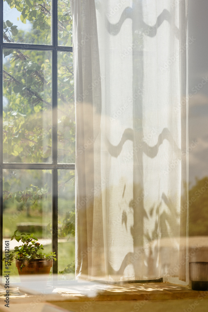 Reflets à travers la fenêtre de la maison de campagne Stock-Foto ...