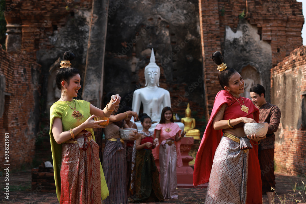 Asia people gathering at temple are splashing water together, Songkran ...
