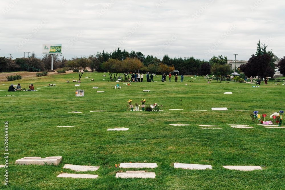 parque cementerio con pasto verde flores personas en las tumbas ...