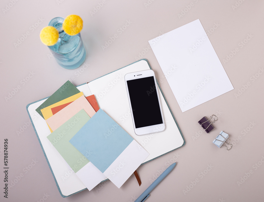 imagen flatlay con tarjetas de colores, teléfono movil sobre cuaderno y ...