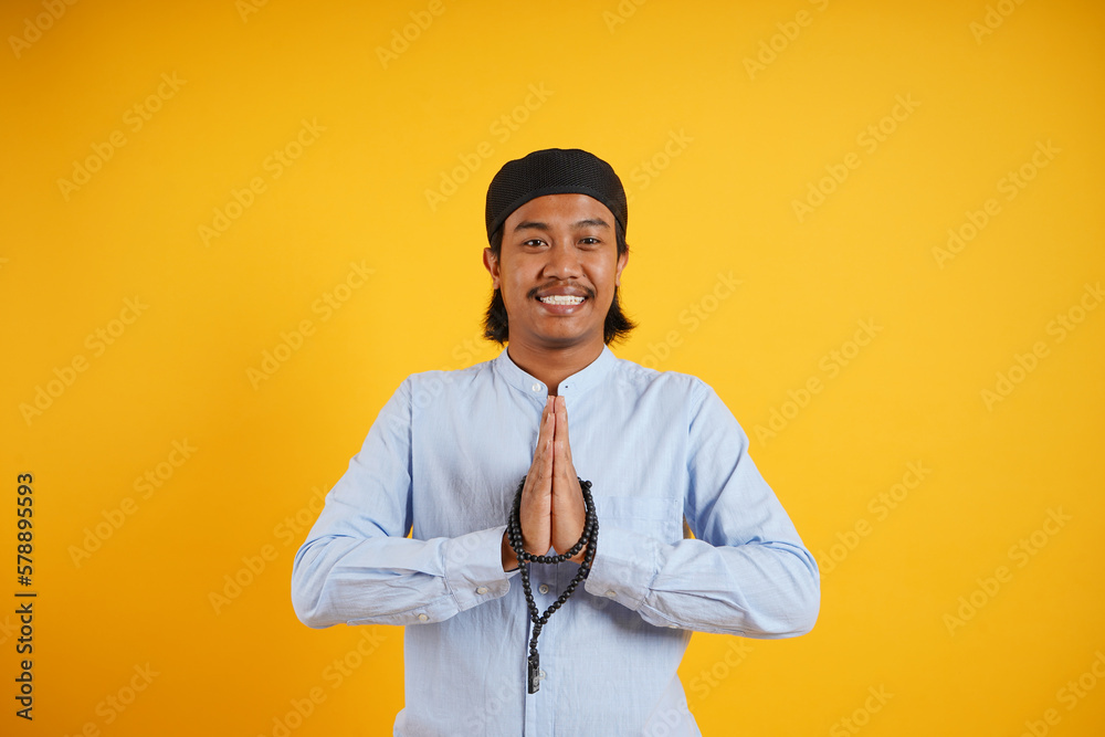 Foto de The photo of a young Asian man smiling and paying respect with ...