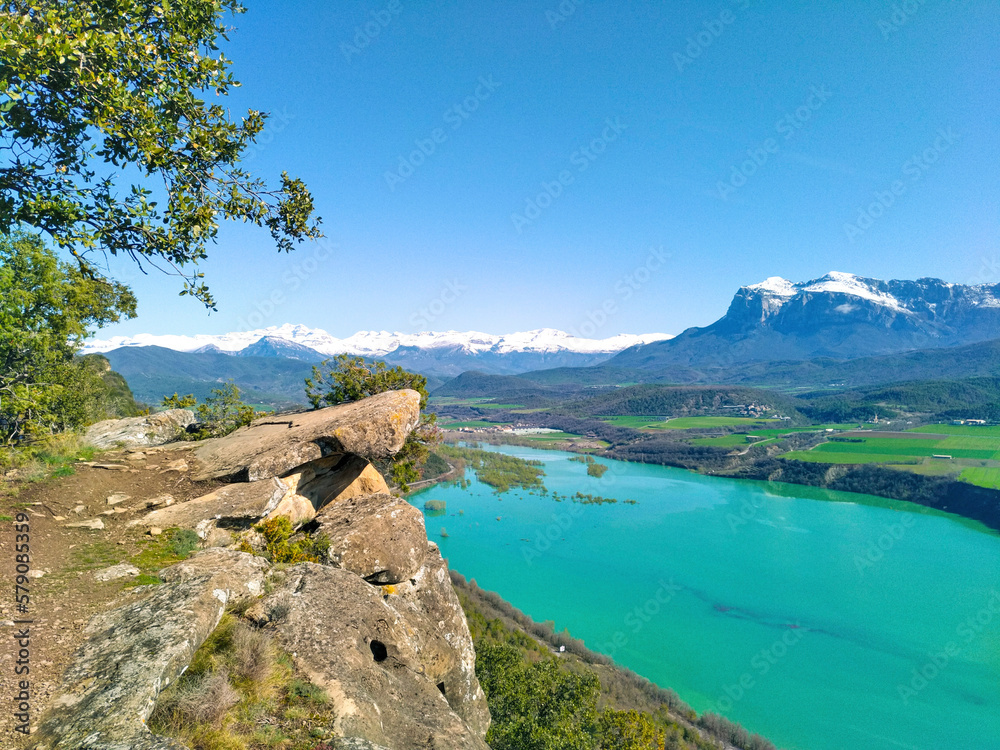 Mountain bike in some of the most beautiful places in the Pyrenees ...