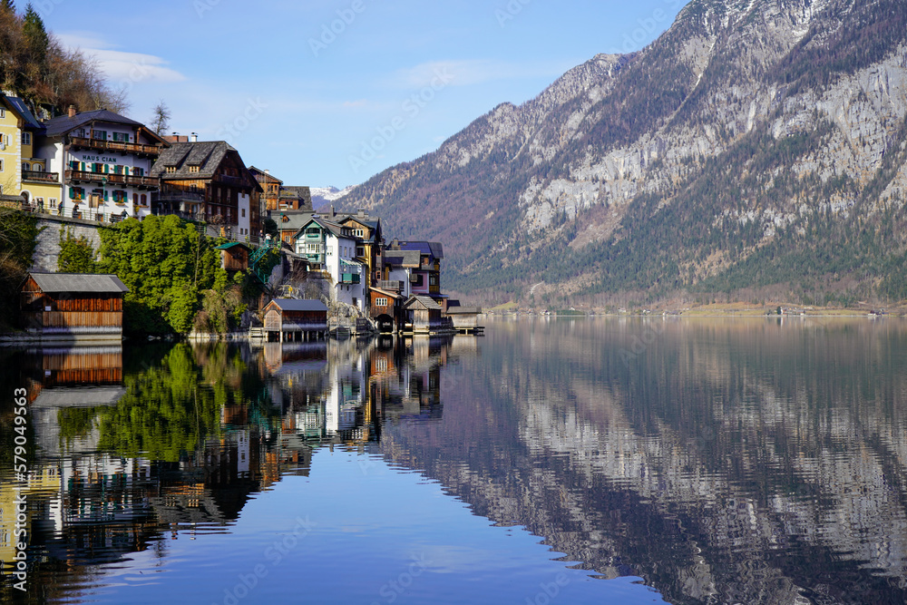 Foto de Hallstatt, Hallstetter Lake, Austria - March 2023: Nice view of ...