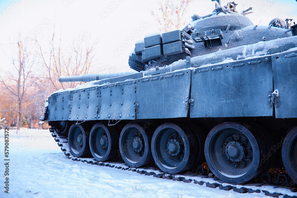 Foto de Tank under the snow in the forest. Winter tank camouflage ...