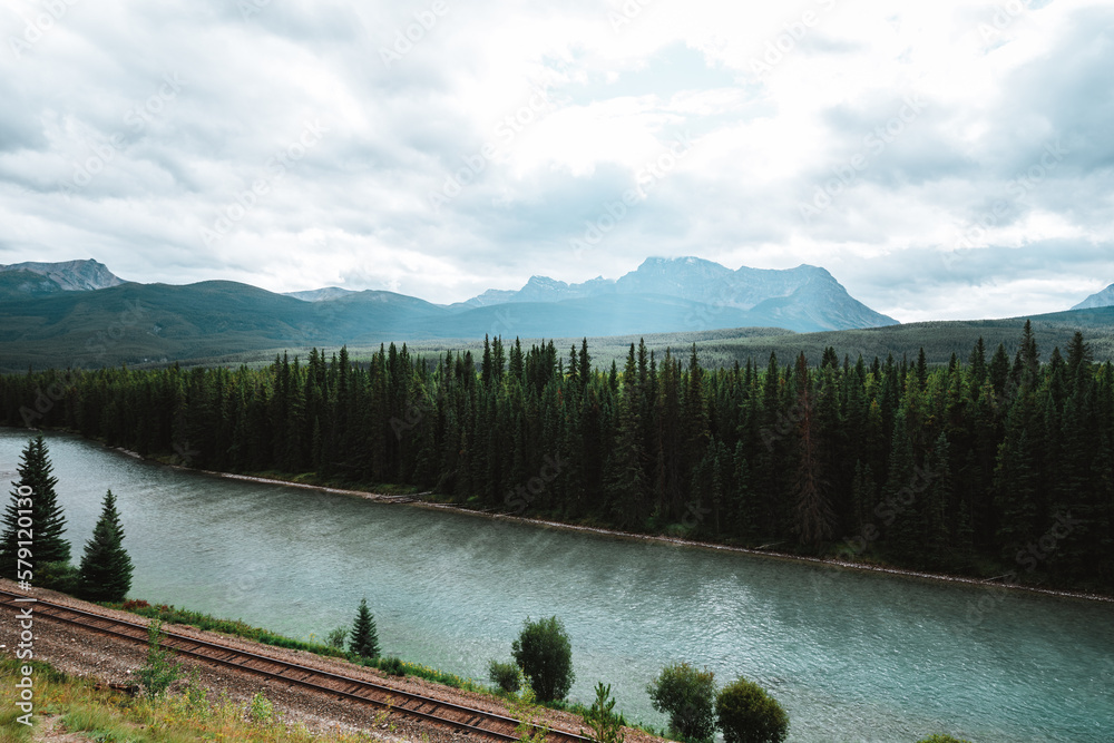 Stockfoto Morant's Curve: Bow River flows through forest and railway ...