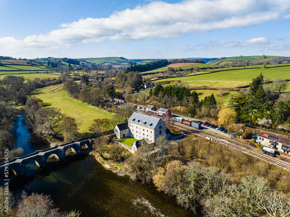 Foto de English Village from a drone - Staverton, Totnes, Devon ...