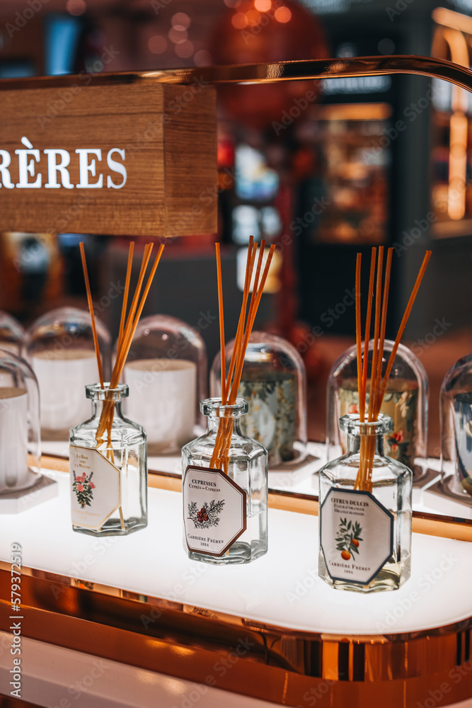 Foto de Aroma diffuser wooden sticks in the glass transparent bottle ...