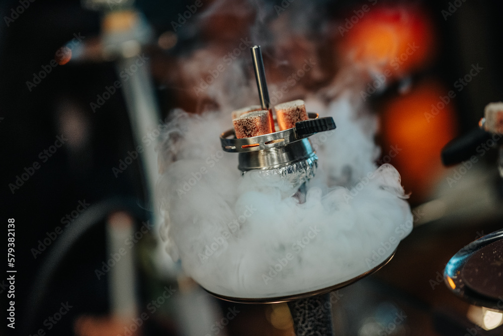 Drei rote Kohlen auf Shisha Kopf mit Folie Rauch Drumherum mit ...