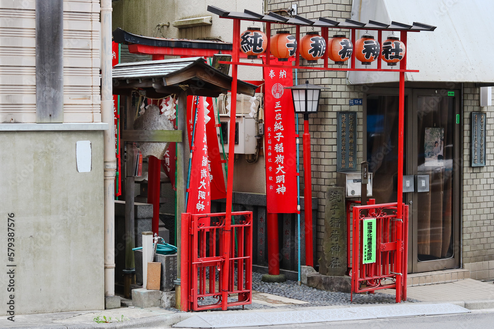 Foto de TOKYO, JAPAN - June 23, 2023: A Shinto shrine, Junko Inari ...