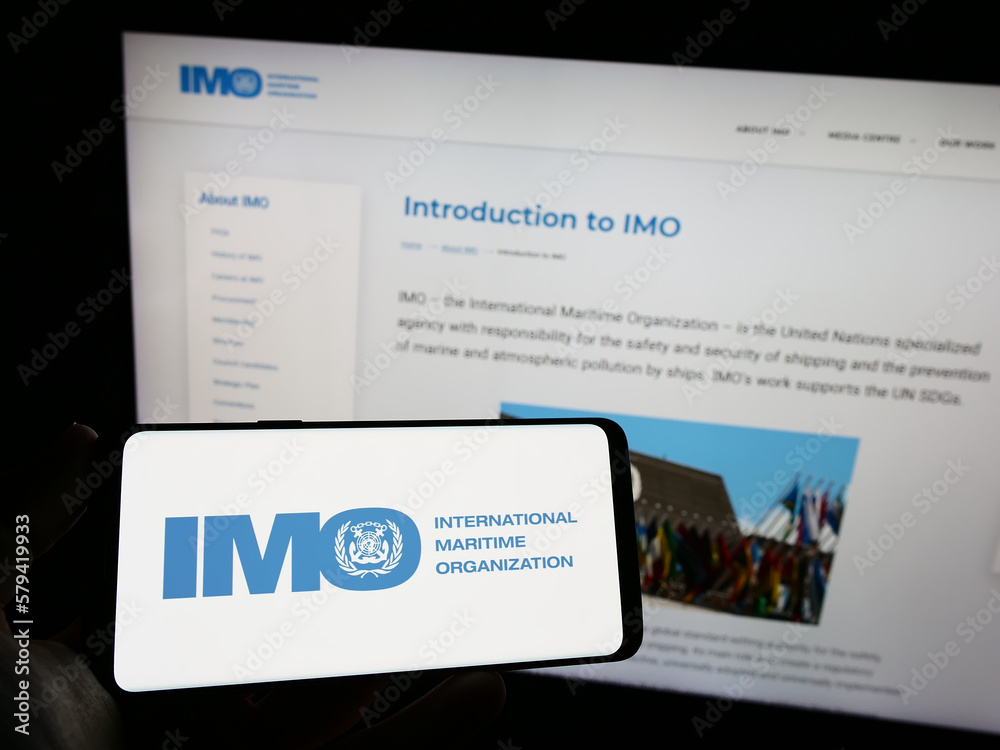 Foto de Stuttgart, Germany - 03-07-2023: Person holding mobile phone ...