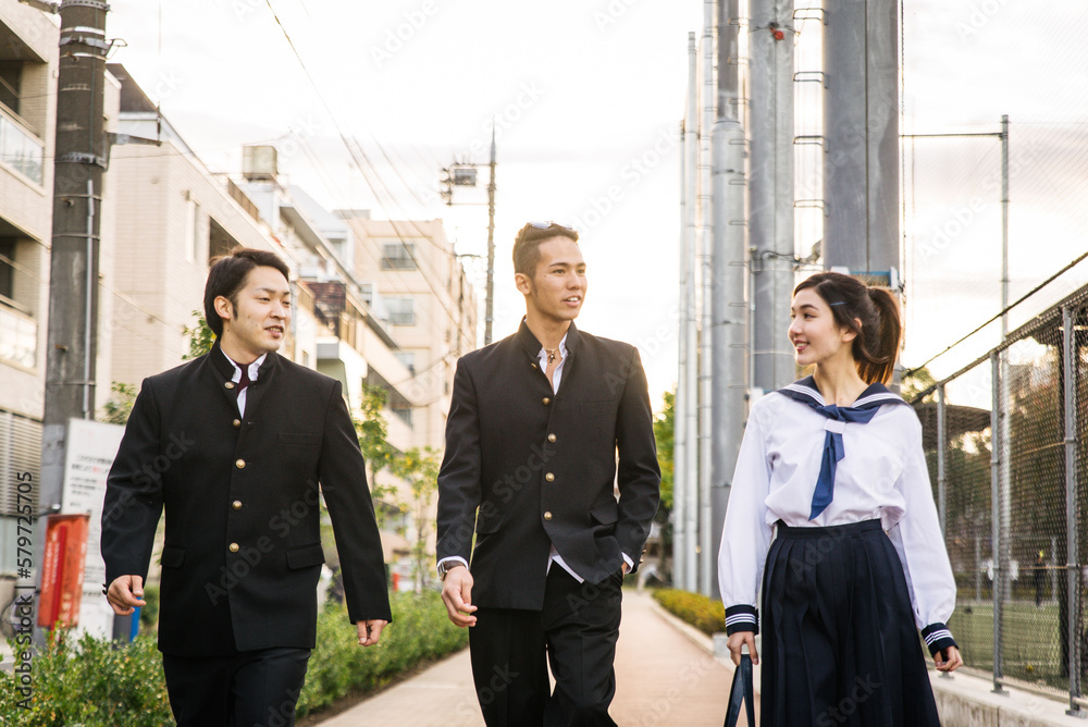 Foto de Young japanese students with traditional school college ...