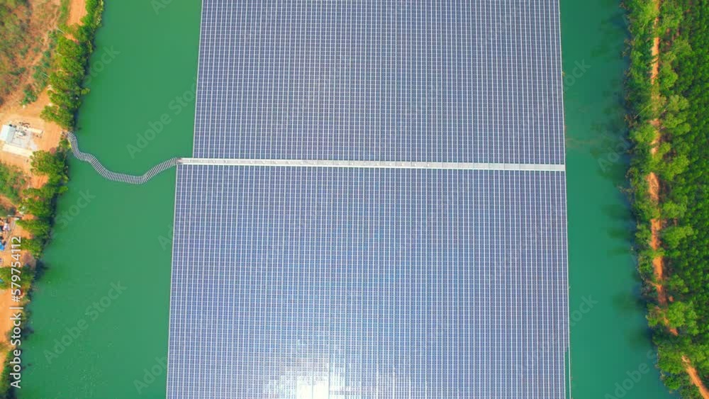 Vidéo Stock Floating solar panels can appear as a large array of flat ...
