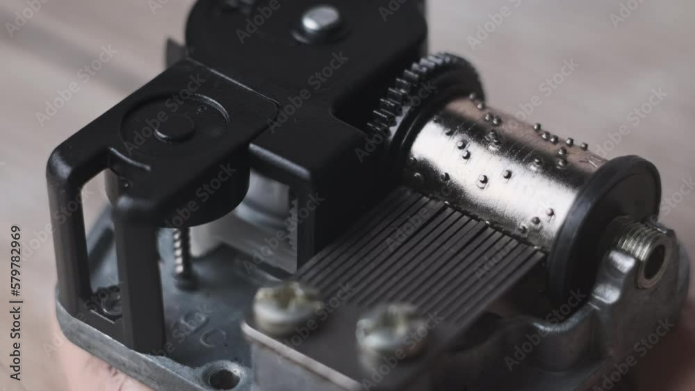 Vídeo do Stock: Old music box mechanism with spinning cylinder and cogs ...