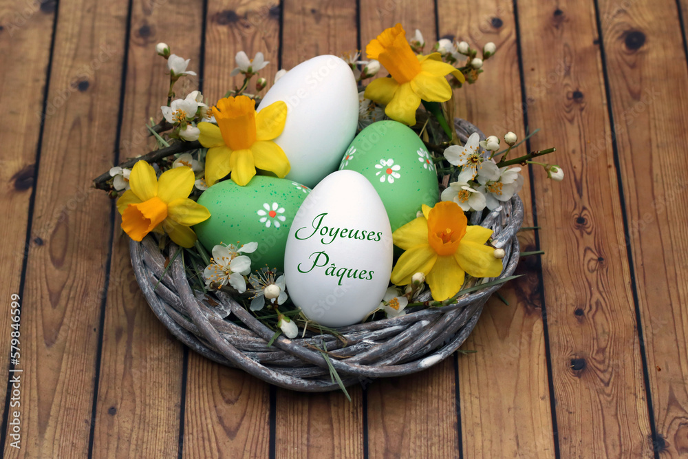 Foto Stock Décoration de Pâques avec lettrage Joyeuses Pâques sur un ...