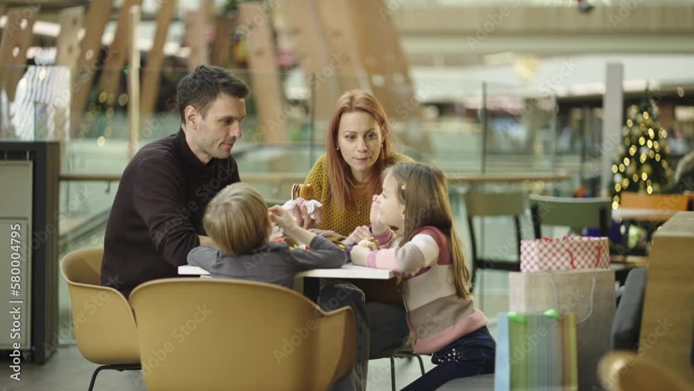 Video Stock Slow-motion shot of a beautiful family enjoying fast food ...