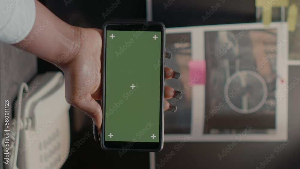 Video „Vertical video: Police officer using greenscreen in evidence ...