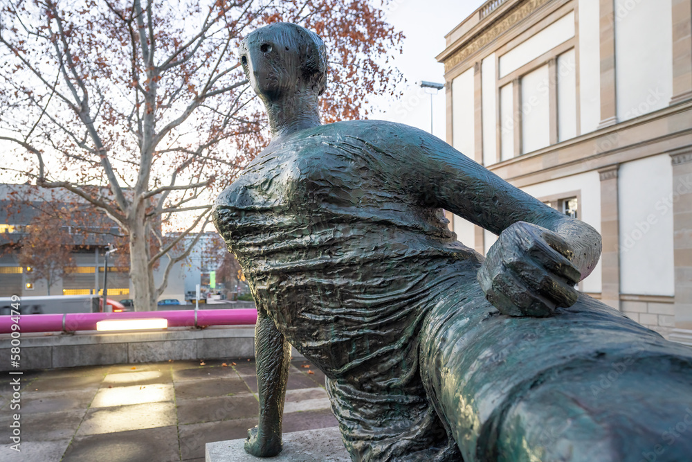Foto de Draped Reclining Woman Sculpture by Henry Moore at Neue ...