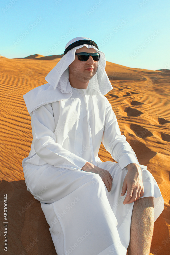 Arabian sheikh in long white dress closeup in the middle of Dubai ...
