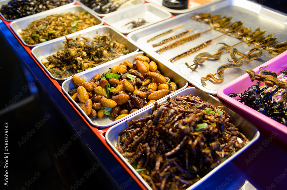 Foto de Exotic food in Khao San road at night in Bangkok city, Thailand ...