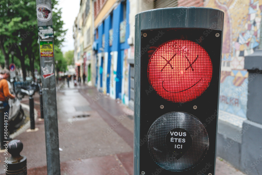 Foto de Smiley face drawing on red traffic light with crosses for eyes ...