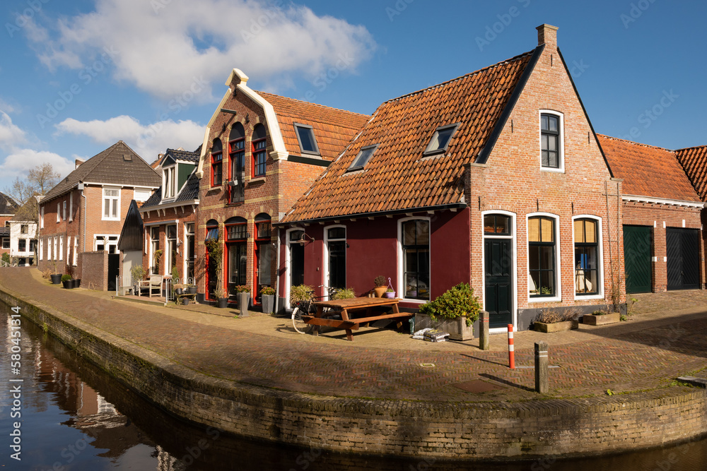 Foto de idyllic residences in Dokkum friesland in the Netherlands ...