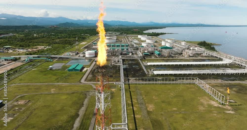Video „Aerial view of fire on flare stack at refinery oil and gas ...