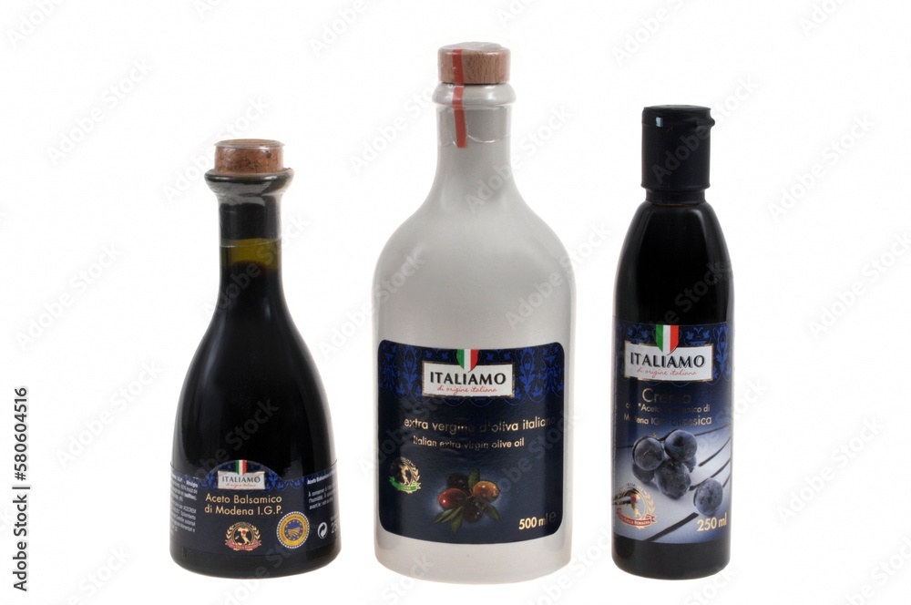 Bouteilles d'huile d'olives et de vinaigre balsamique de la marque ...