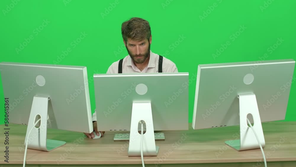 Vidéo Stock Focused developer working on a PC while sitting at a desk ...