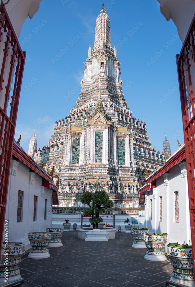 Foto de Impressive architectural details of Wat Arun (The Temple of ...