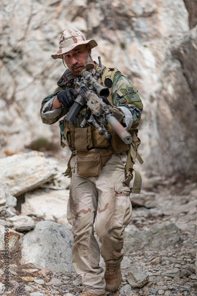 Portrait d'un homme militaire armé d'un fusil, uniforme, treillis ...