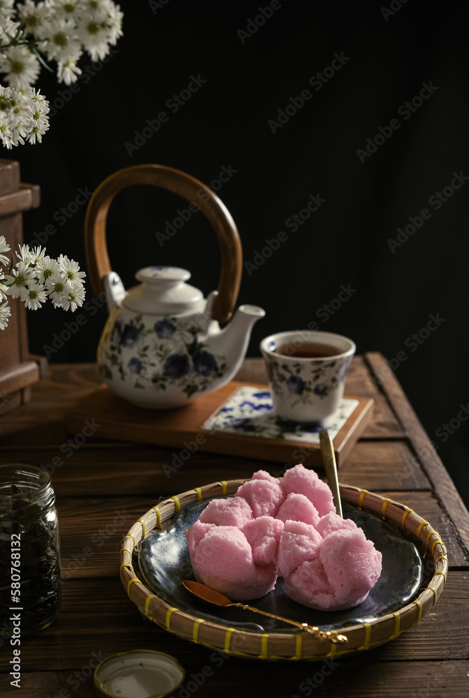 Foto de Indonesian traditional steamed sponge cake called kue apem or ...
